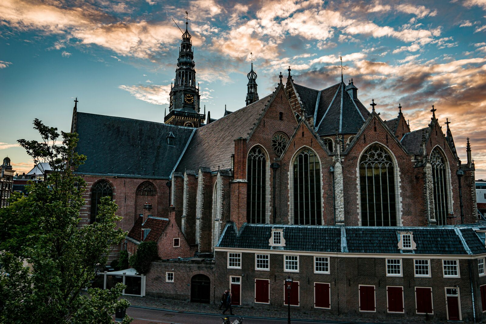 750 Jaar Geloof in Mokum: Op zoek naar identiteit en vrijheid ...